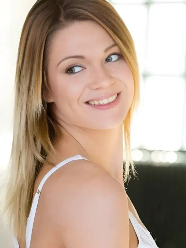 Holly Michaels Biography: Wiki, Age, Career, Height, Weight, Boyfriend ...